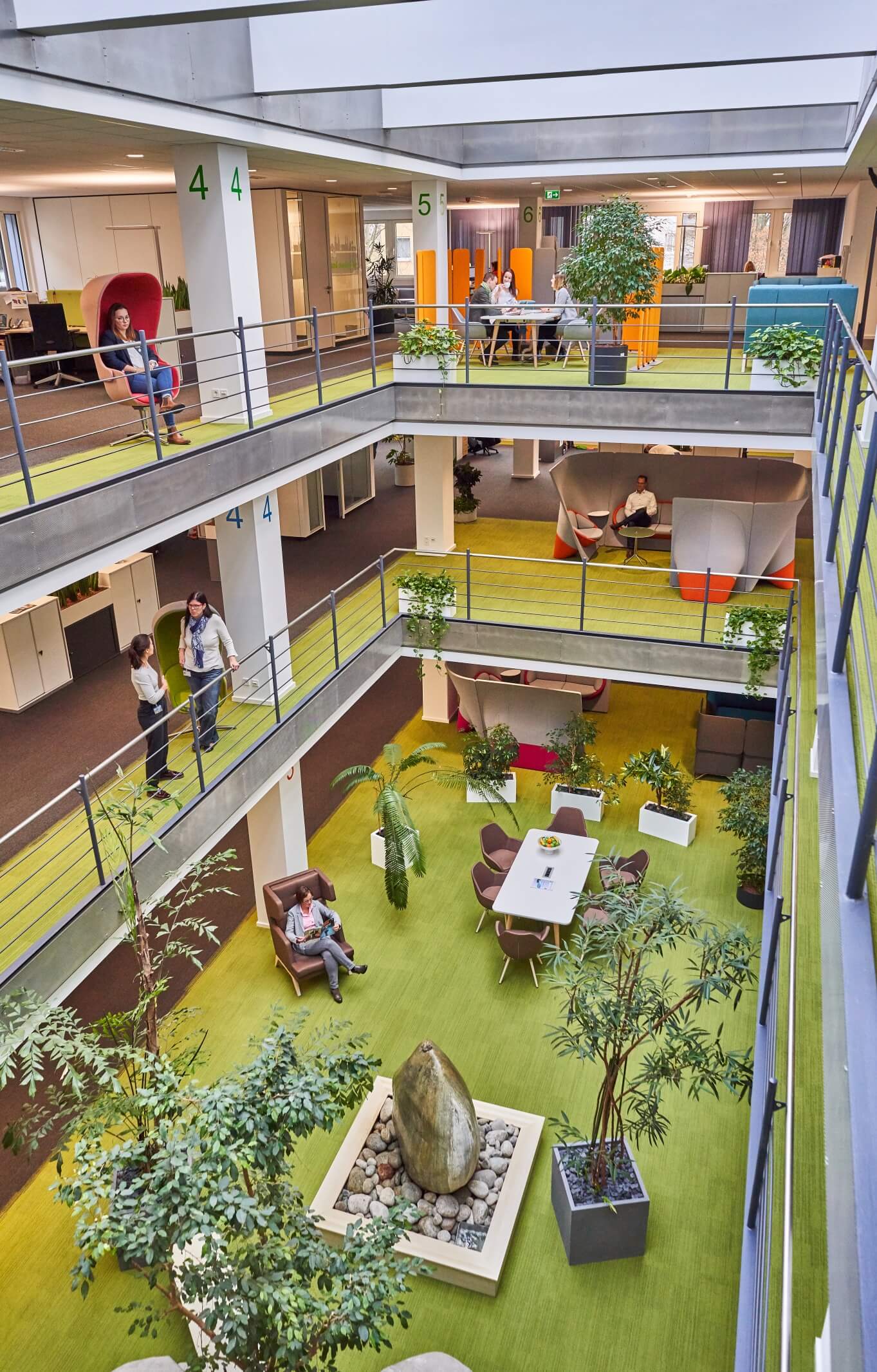 Open Space: großzügig, viele Farben, keine Wände.